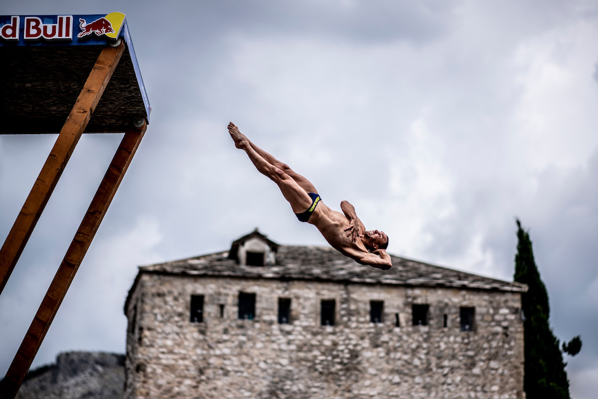 Gary Hunt, Adriana Jimenez Edge Ahead in 2018 Red Bull Cliff Diving ...